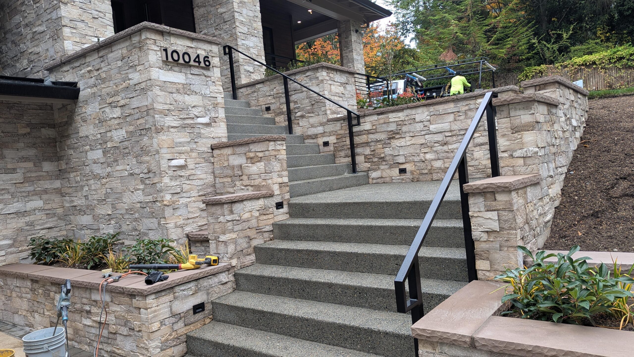 Bellevue Residence: Modern Horizontal Guardrail System